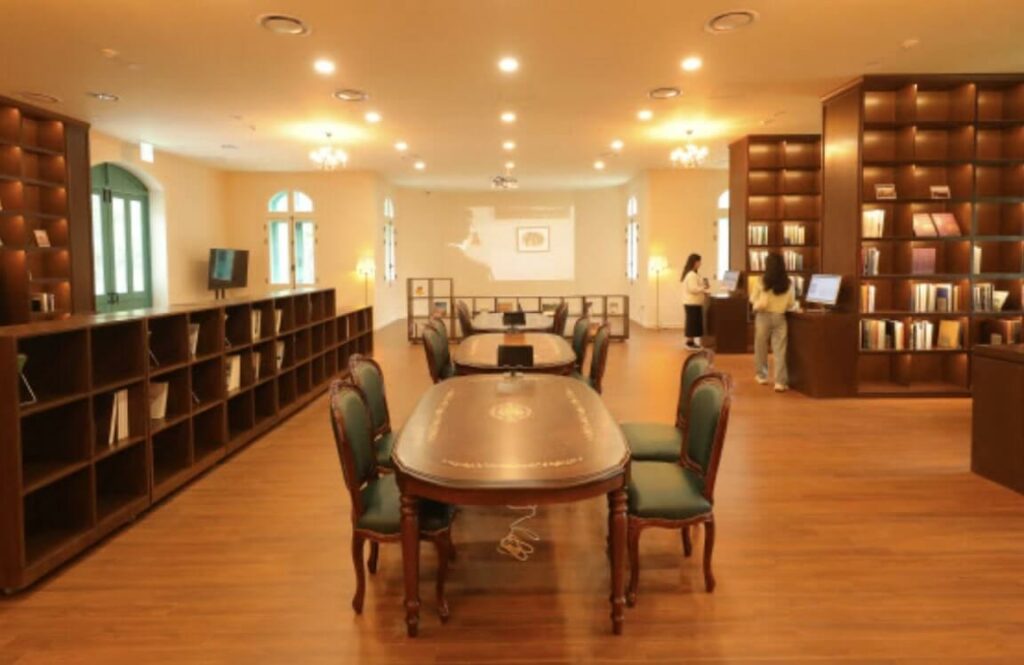 History of Dondeokjeon Photo by Yonhap News Inside of Dondeokjeon Photo ...