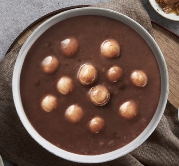 Pat-sirutteok (layered rice cake with red beans)