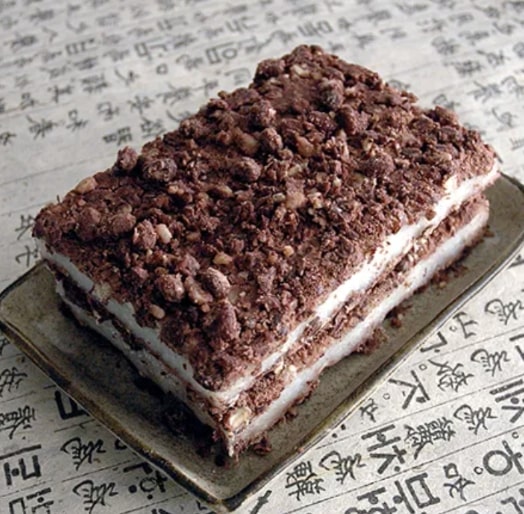 Pat-sirutteok (layered rice cake with red beans)